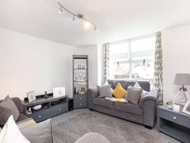 Cheap 4 bedroom Semi Detached House to rent, Woodland Road, Tu.