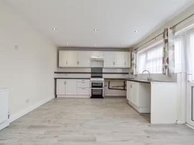 For Rent! 4 bedroom terraced house for rent in Goode Avenue, B.