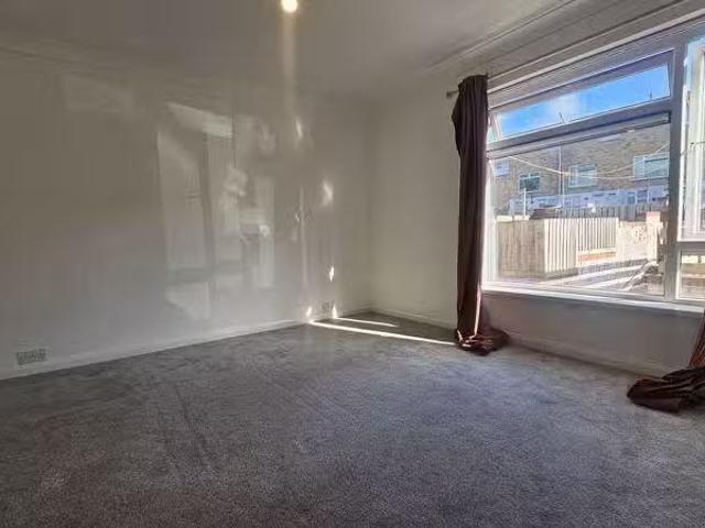 Nice 4 bedroom terraced house for rent in 4 Bed house Roundw.