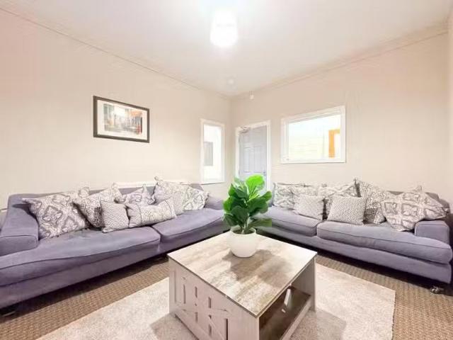 Deal! 5 BA 6 bedroom maisonette for rent in Oxton Road, Birken.