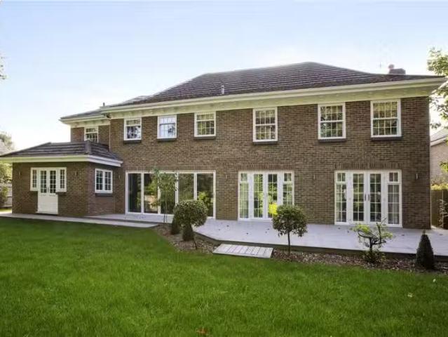 For Rent! 5 bedroom detached house for rent in Burleigh Park.