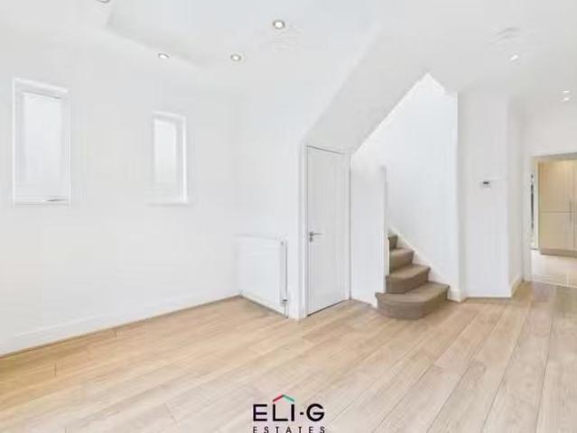 Rental! 5 bedroom detached house to rent in Highfield Gardens.