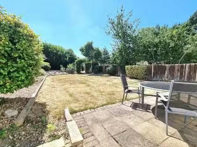 Charming 5+ bedroom house to rent in Alexandra Crescent, Broml.