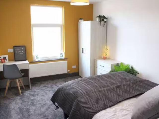 Rental! 6 BA 1 bedroom terraced house for rent in Park Street.