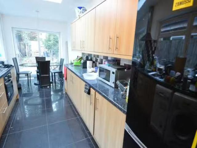 Deal! 6 bedroom house for rent in Warwards Lane, Birmingham, W.