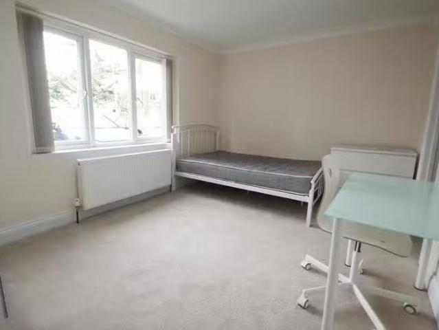 Deal! 6 bedroom property for rent in Holdenhurst Road, Bournem.