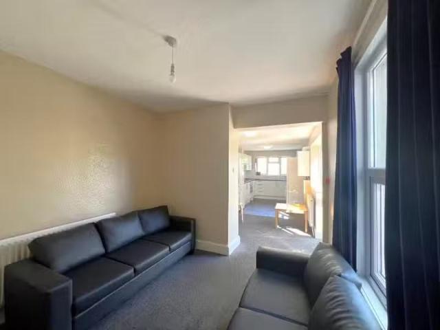 Nice 6 bedroom terraced house for rent in Manor Road, Bristol.