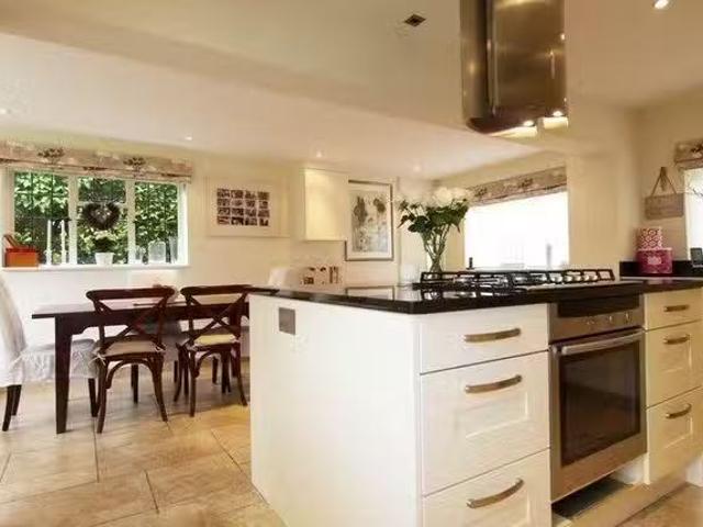 Unique Detached house to rent in Denham Lane, Chalfont St. Pet.