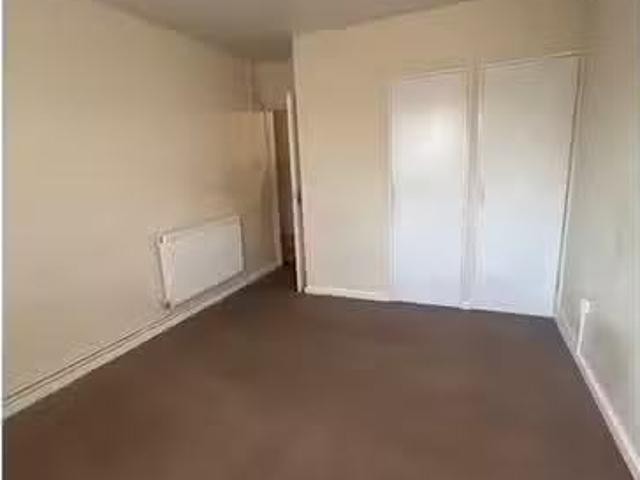 Cheap Flat to rent in Longhayes Court, Romford RM6