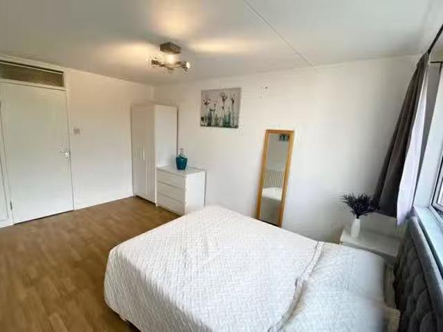 Cheap Shared accommodation to rent in Mallory Street, London NW8