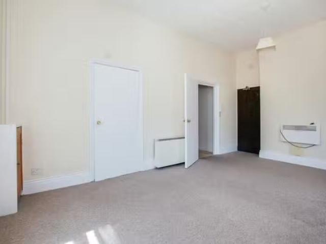 For Rent! Studio apartment for rent in Alum Chine Road, Bourne.