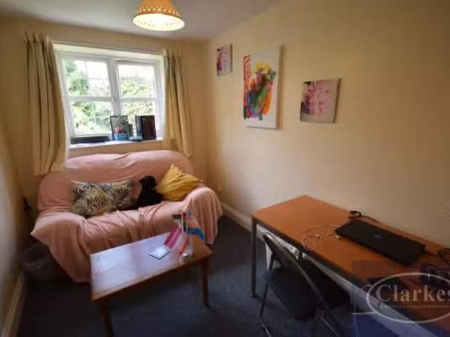 Deal! Studio flat for rent in FLAT 4 REGENCY COURT, 26 Queens.