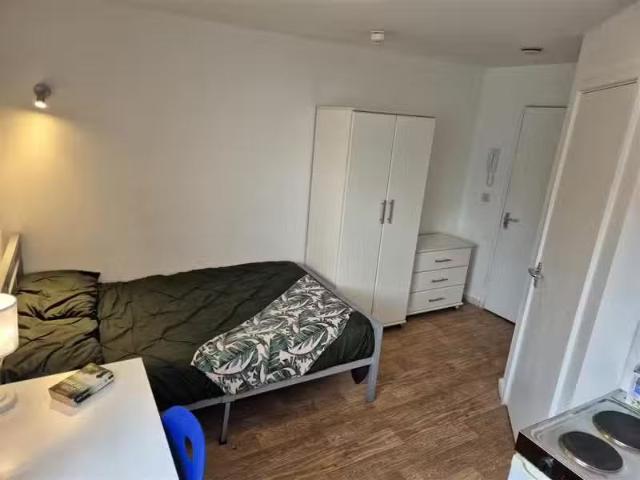 Rental! Studio flat for rent in Studios, Bills Included! BH1