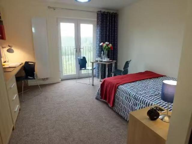 Rental! Studio flat for rent in Riverside House Student Studio.