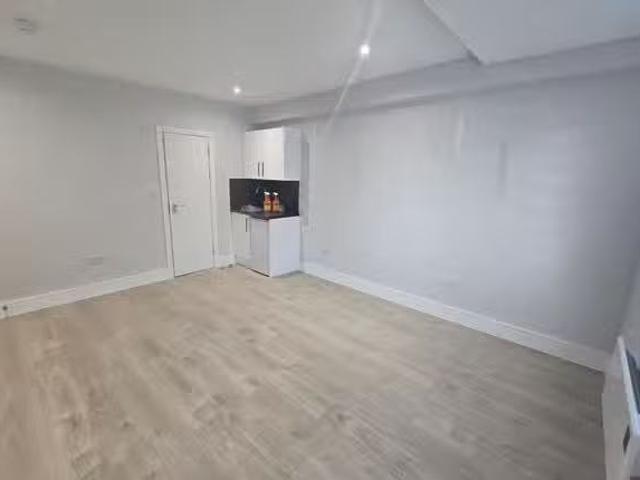 Just in! Studio to rent in Brentmead Place, North Circular Roa.