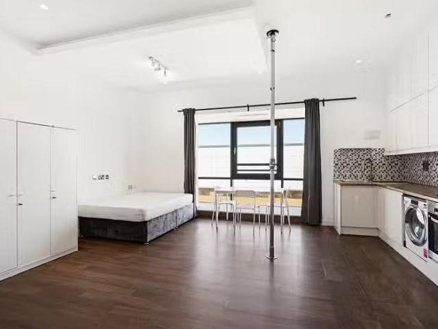 Unique property to let in Weir Road, London, SW19 £1,300 pcm
