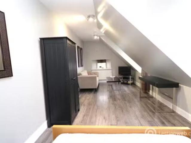 Rental! Property to rent in 28/11, West Nicolson Street, Edinb.