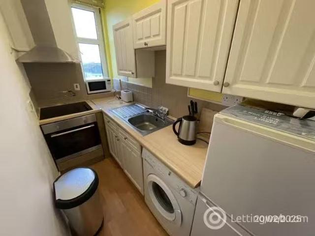 For Rent! Property to rent in Holburn Street, Top Floor Right.
