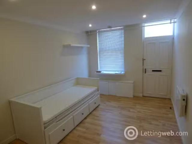 Cozy Property to rent in Meadowbank Avenue, Meadowbank, Edinbu.