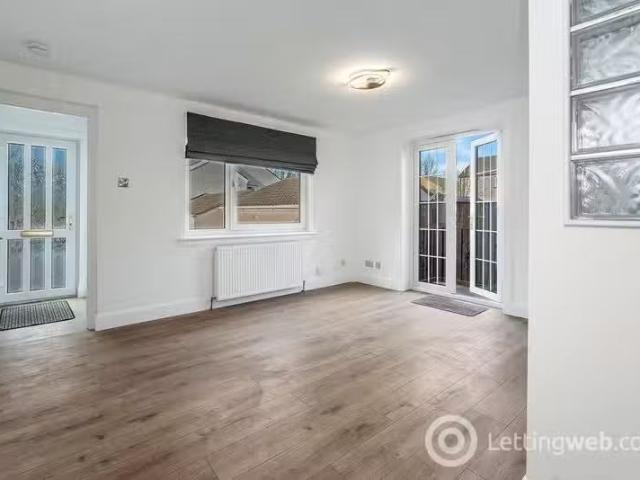 Cheap Property to rent in North Bughtlinfield, East Craigs, Ed.