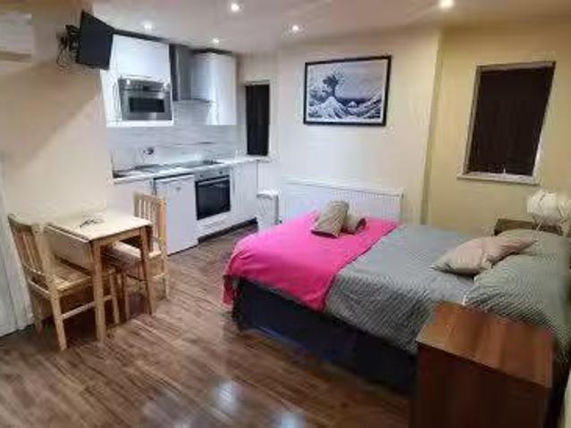 Cozy Room to rent in Cranhurst Road, London, Greater London NW2