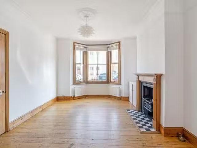 Cheap Terraced house to rent in Queens Road, Windsor SL4