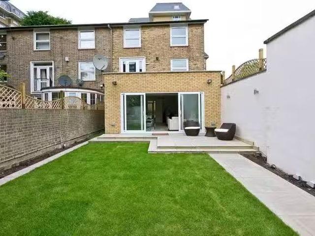 Cozy Terraced house to rent in St. Johns Wood Park, St Johns W.