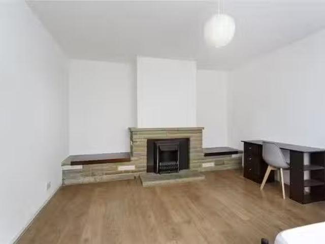 Rental! Terraced house to rent in Susannah Street, East India.