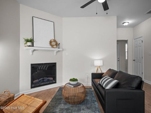 Renting outspecific rooms.Spacious 1 Bed Townhous