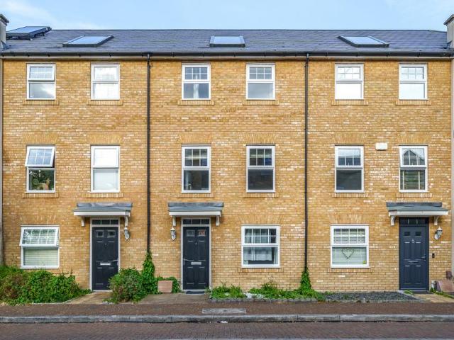 Renwick Drive, Bromley, Kent, BR2 4 bed terraced house to rent £2,700 pcm £623 pw