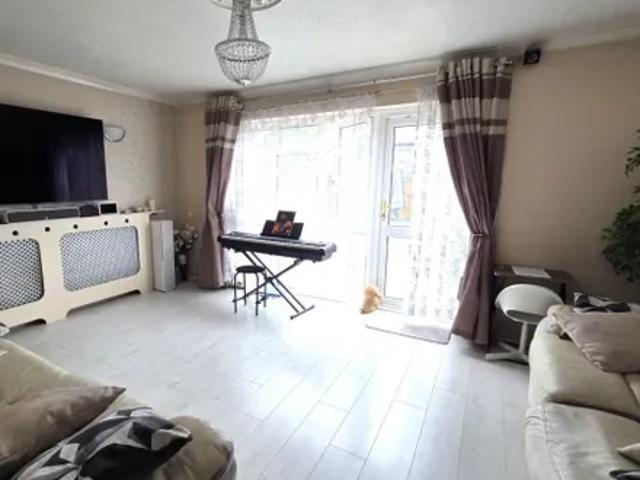 Renfrew Close, London, E6 5PQ, United Kingdom | 3 bed townhouse for rent #167615812 | Rentberry