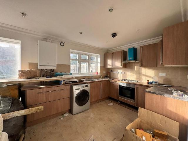 Renfrew Road, Hounslow, TW4 5 bed terraced house to rent £4,200 pcm £969 pw
