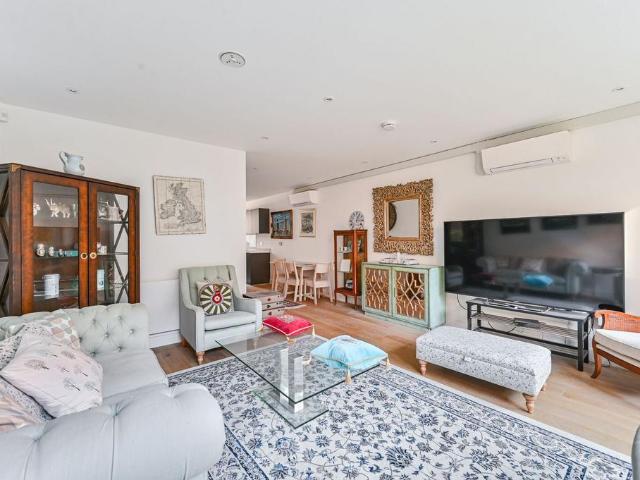 Rennie Street, North Greenwich. 4 bed end of terrace house to rent £4,200 pcm £969 pw
