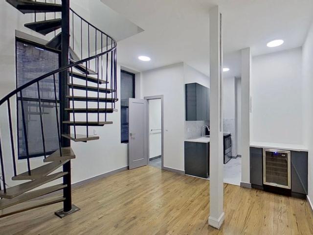 RENO DUPLEX ROOM 6BR /3BA W&D AUG 1st