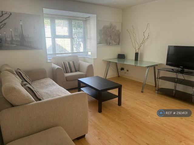 Renoir Court, London, SE16 2 bed flat to rent £2,200 pcm £508 pw