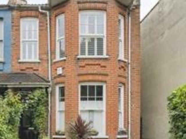 Renovated 3 bedroom flat, ideally connected