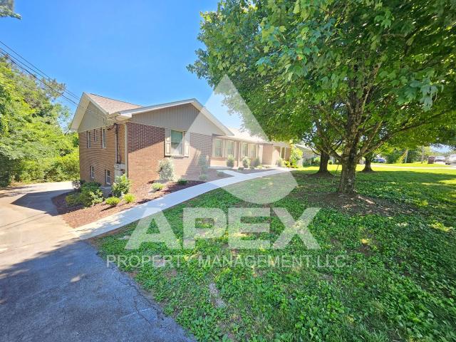 Renovated 2 Bd 2.5 Ba Townhouse Duplex w/Huge Bonus room and oversized 1 car garage in West Knoxville!