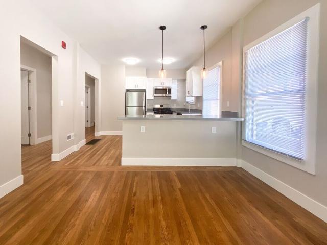 Cozy 2 Bedroom Across from Campus!