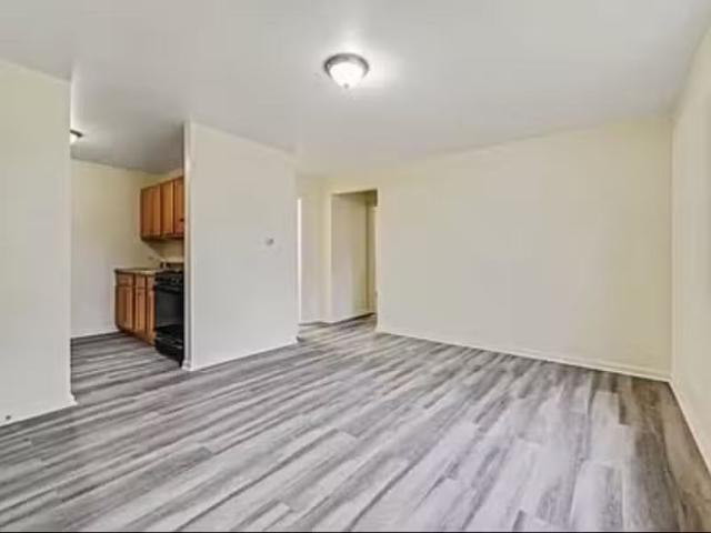 RENOVATED 2 BEDROOM IN WOODLAWN CHA WELCOME 6652 S Drexel A.