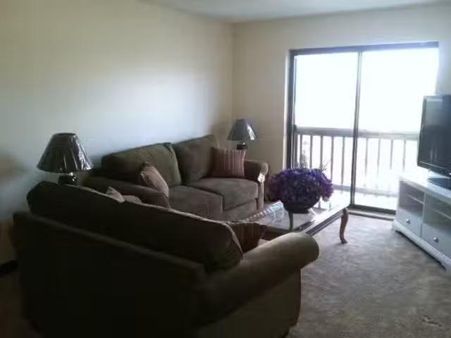Renovated 2 Br Webster Commons