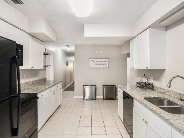 RENOVATED AND SPACIOUS CLEARWATER HOUSE CLOSE TO T