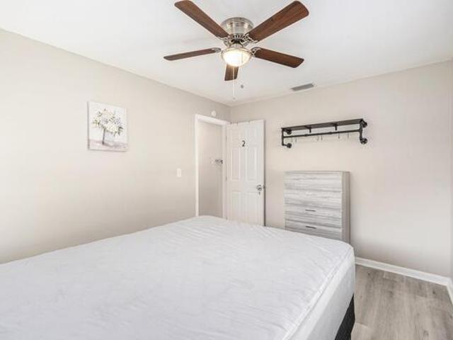RENOVATED AND SPACIOUS CLEARWATER HOUSE CLOSE TO THE BEACH/HWYs WITH HIGH SPEED INTERNET!