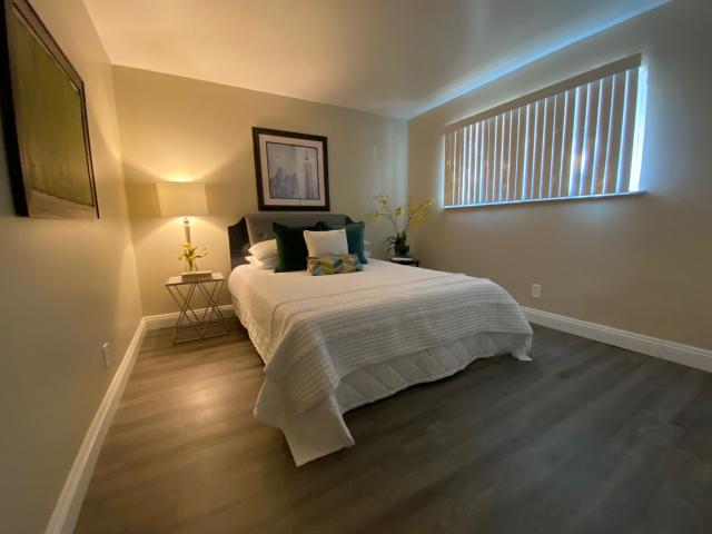 2512 Edison Avenue Oak Plaza