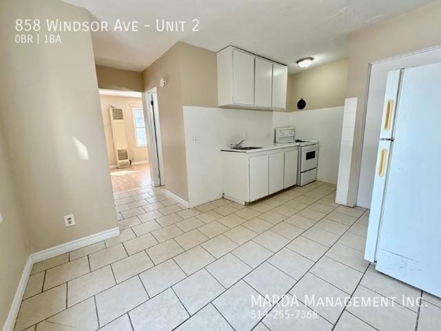 RENOVATED BACHELOR UNIT IN DOWNTOWN WINDSOR +GAS