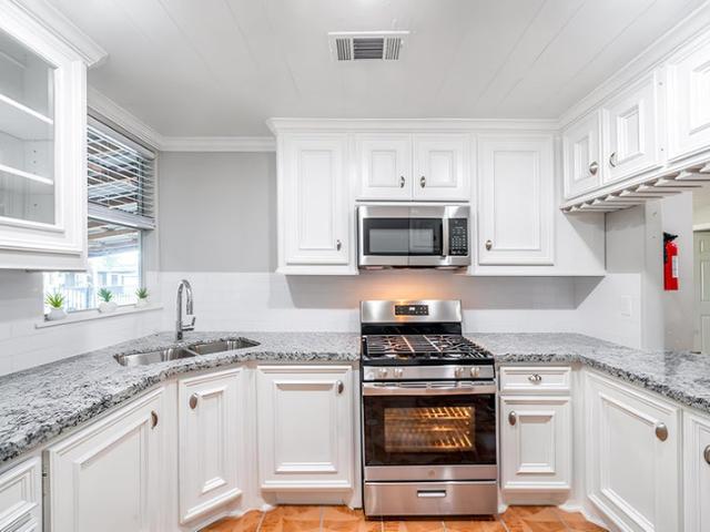 Renovated Houston CoLiving | Plush Full Bed, Priv