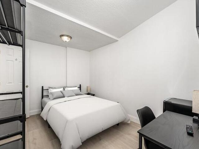 Renovated Home Close to Public Transport Smart TVs & Mini fridge! FREE Washer/Dryer!
