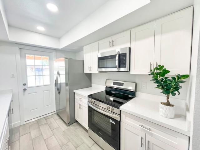 Renovated home Near Gym & Shopping – All Utilities