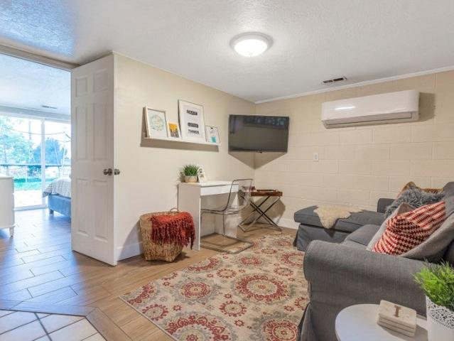 Renovated Millcreek 1 bed 1 bath 10 min from the U