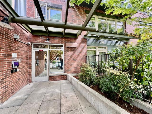 Renovated Studio in Capitol Hill with Rooftop City Views!