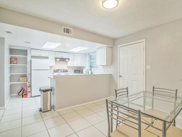 Renovated Townhome w Washer & Dryer | Near Oaks Ma